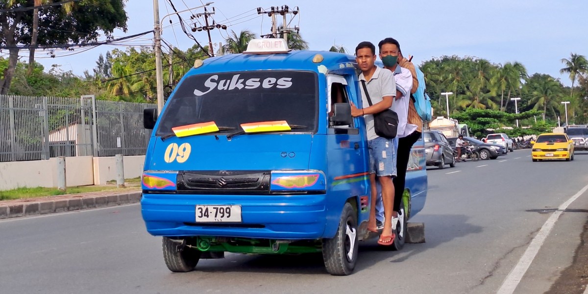 How to Ride a Microlet in Dili – Dili Guide